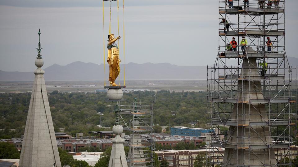 VIDEO: Salt Lake Temple's angel Moroni statue lifted from spire ...